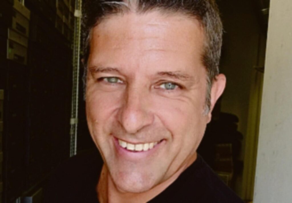 Viaggio sulle ali dell'arte: Ruax espone "Oltre i percorsi" - Il Piccolo