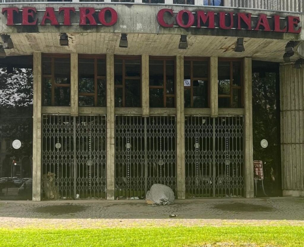 Alessandria: il giaciglio di un senzatetto davanti al Teatro Comunale ...