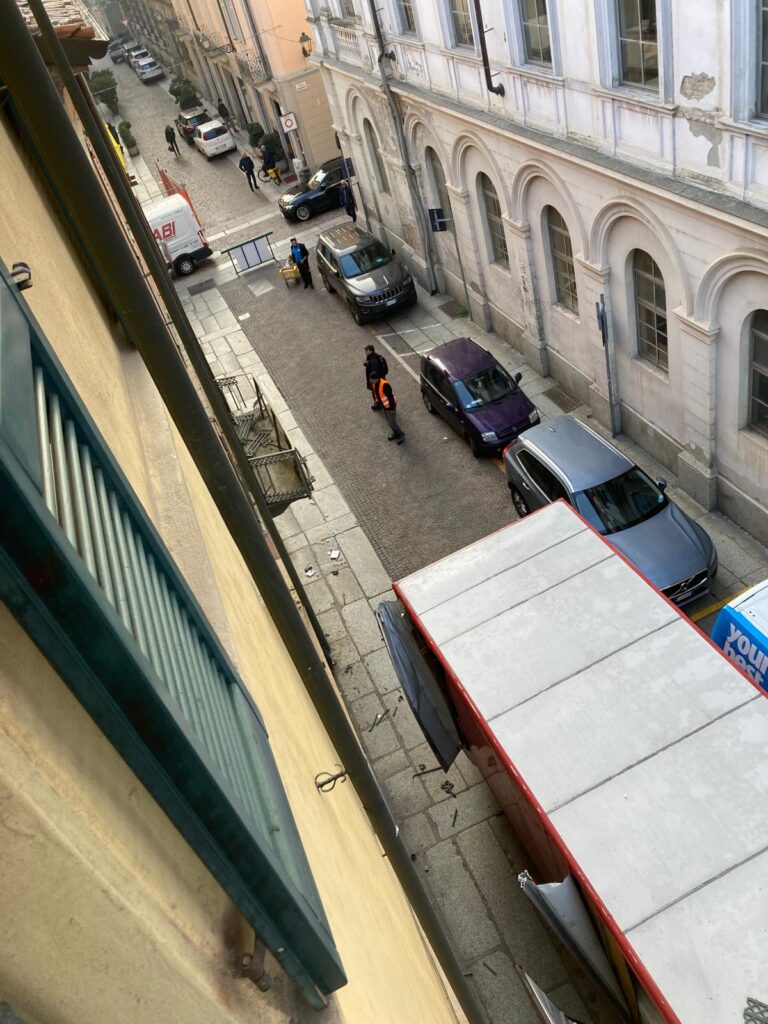 Via Alessandro III, grosso camion urta e danneggia un balcone - Il Piccolo